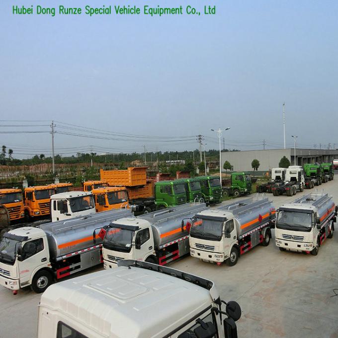 3000L - 6000L Crude Oil Tanker Truck , Mobile Fuel Oil Delivery Truck